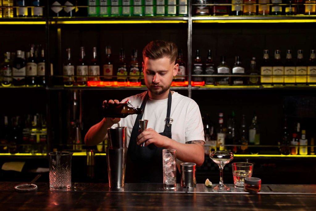 The Unspoken Rules of Bar Etiquette - Red & White