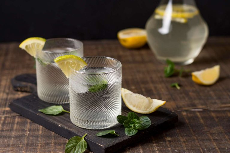 Kenali Apa Itu Vodka: Ketahui Jenis dan Cara Minumnya - Red & White